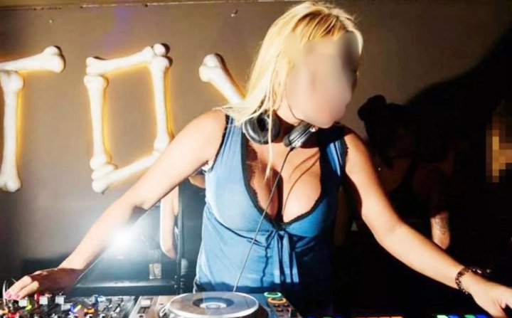 Ποια είναι η DJ Mikaela που συνελήφθη στο «ναρκοπάρτι» στα Καλύβια -Εξαδέλφη του Αζέρου προέδρου ...